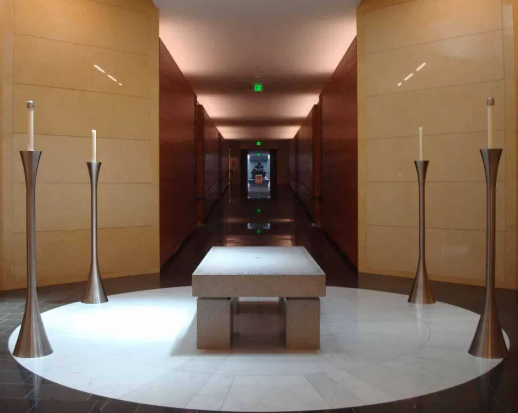 Capilla ardiente: preparación de una capilla ardiente en Milán ...